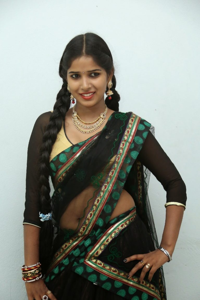 Actress Maina hot cleavage and navel stills in half saree