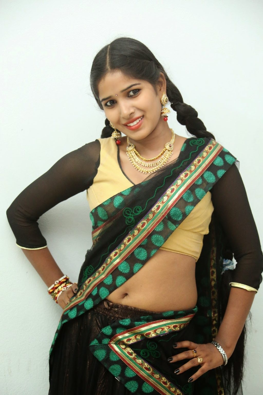 Actress Maina hot cleavage and navel stills in half saree