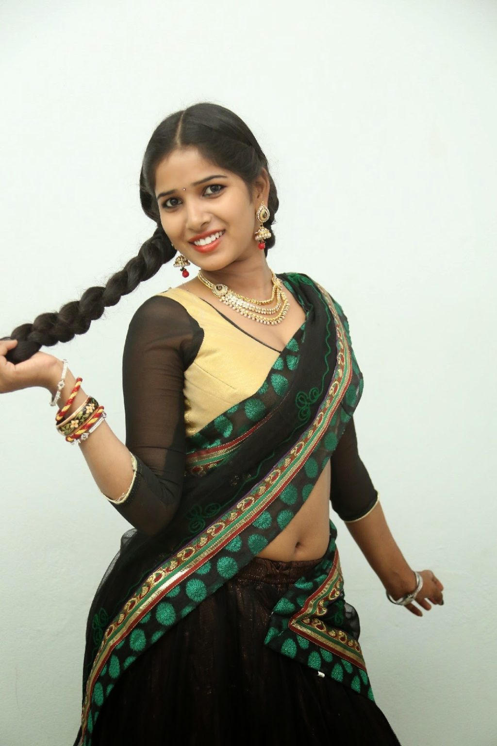 Actress Maina hot cleavage and navel stills in half saree - South ...