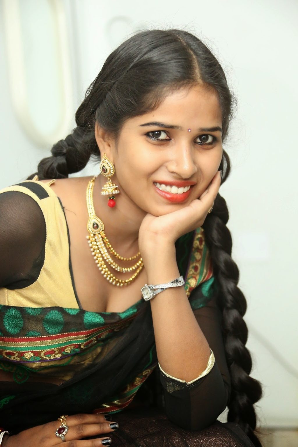 Actress Maina hot cleavage and navel stills in half saree - South ...