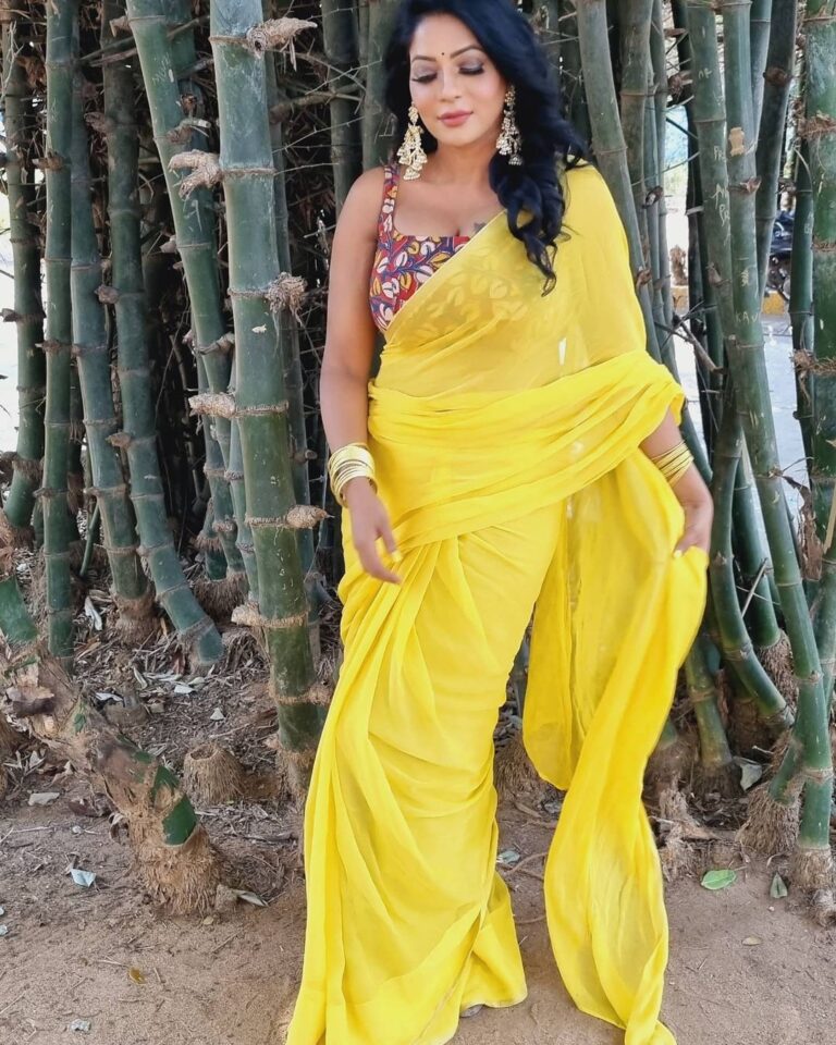 Reshma Pasupuleti hot stills in yellow saree - South Indian Actress