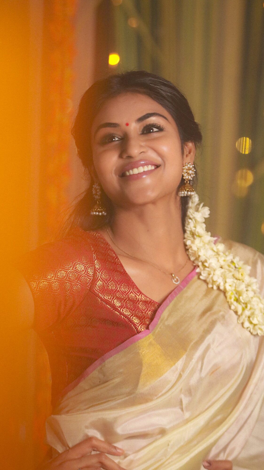 Indhuja Ravichandran beautiful stills in saree - South Indian Actress