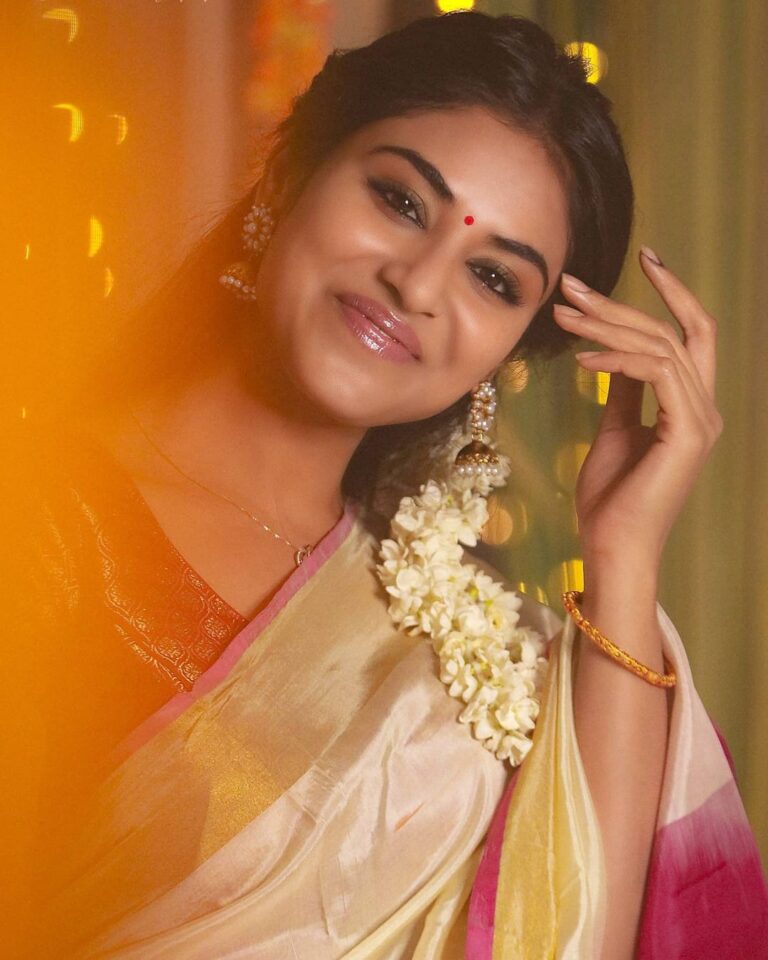 Indhuja Ravichandran beautiful stills in saree - South Indian Actress