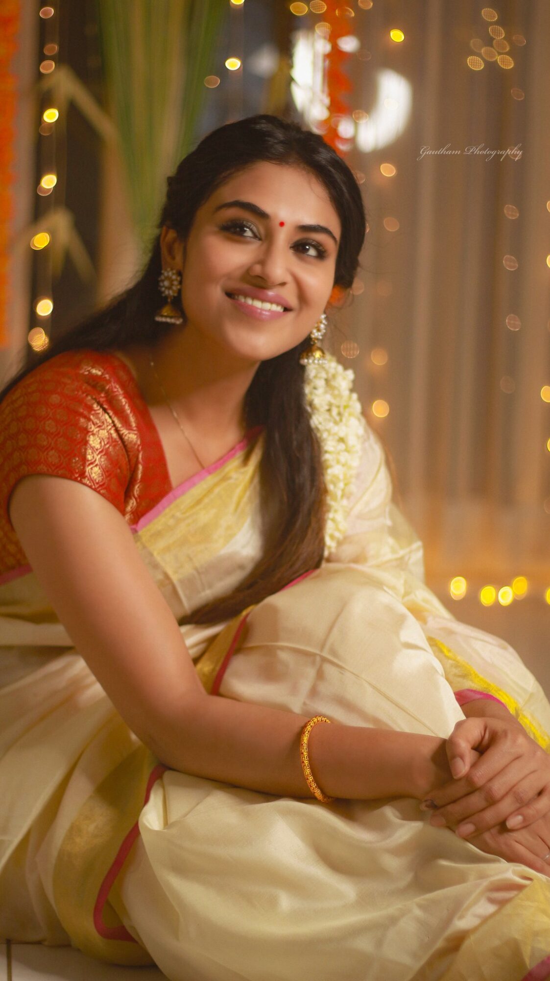 Indhuja Ravichandran beautiful stills in saree - South Indian Actress