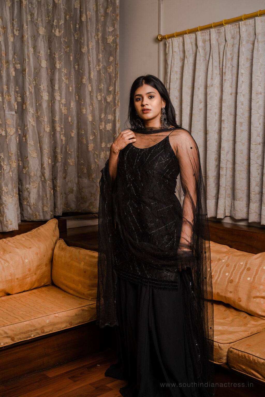 Hebah Patel in black kurthi at Santosham 2021 event - HD photos