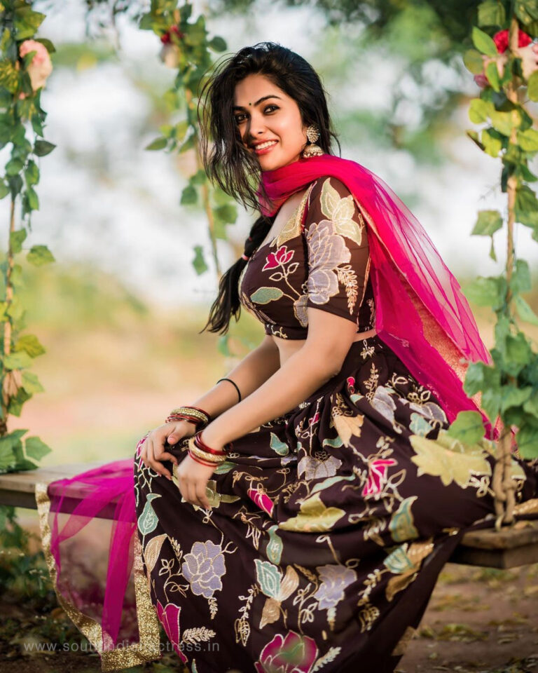 Divi Vadthya looks mesmerising in floral dress - South Indian Actress
