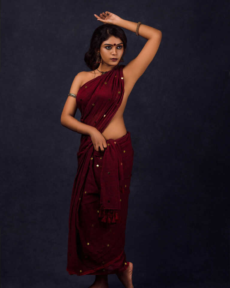 Raksha Cherin sizzling in blouse-less saree - South Indian Actress