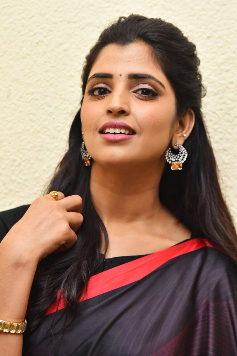 Anchor Syamala in saree stills at Ladki Movie Pre Release