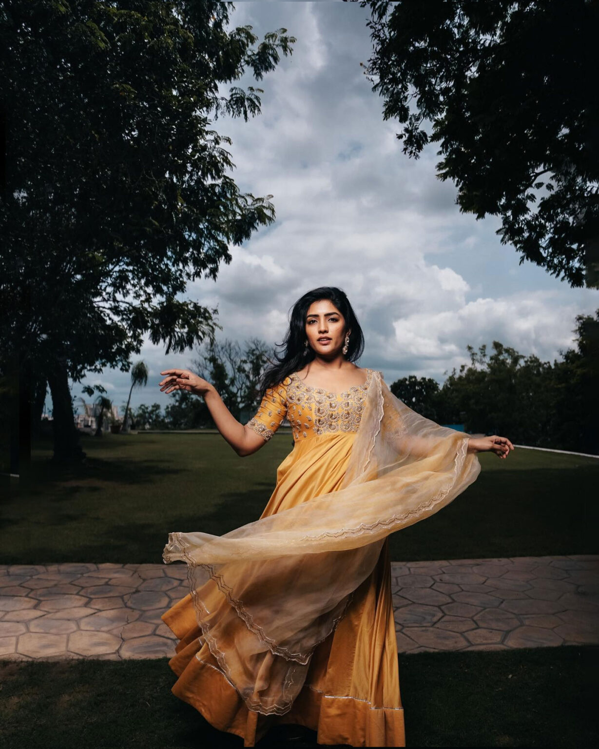 Eesha Rebba beautiful stills in Anarkali outfit - South Indian Actress