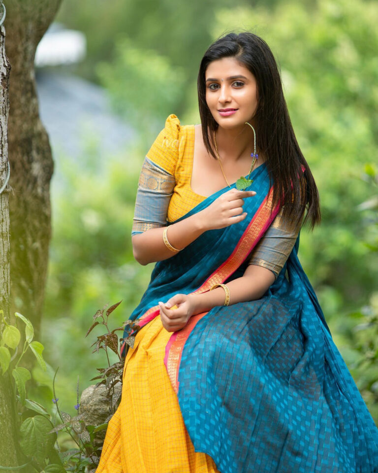 Vaishu Sundar in half saree stills – South Indian Actress