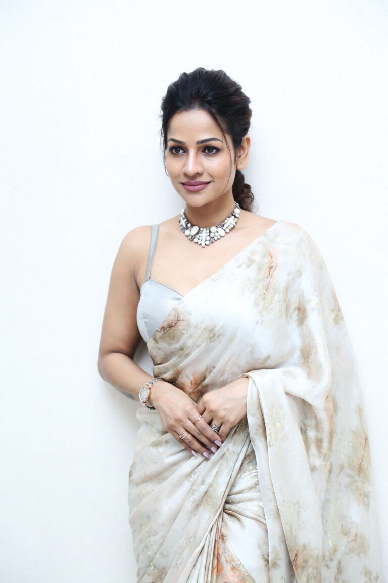 Leesha Eclairs at Priyamudan Priya movie audio launch