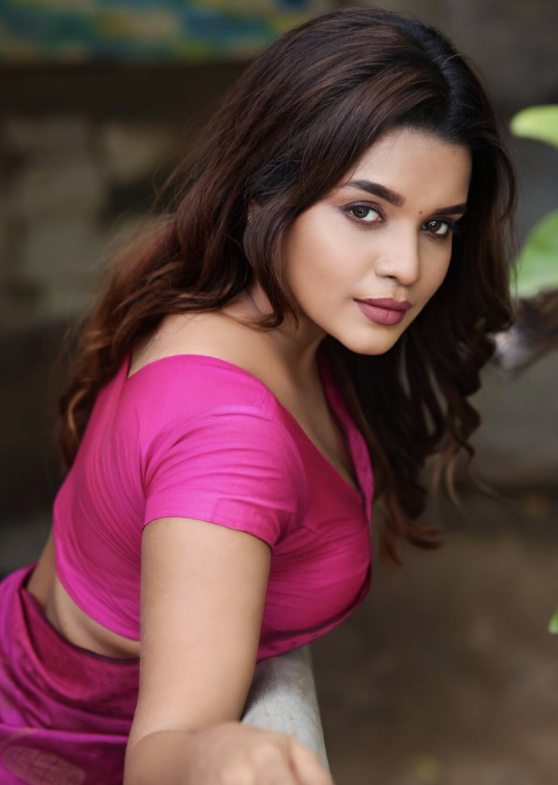 Veena Jessi glamorous stills in pink saree - South Indian Actress