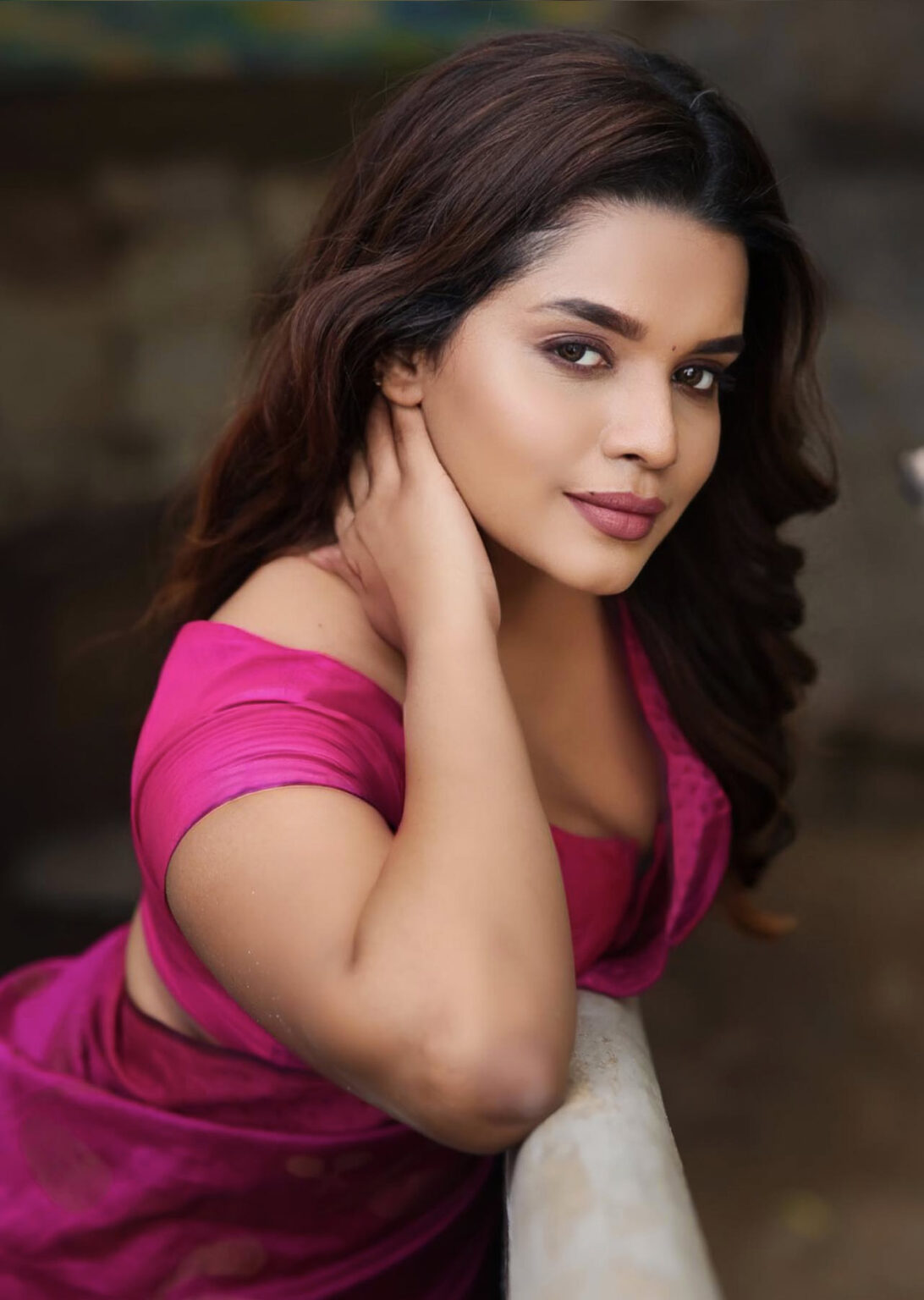 Veena Jessi navel stills in pink saree - South Indian Actress