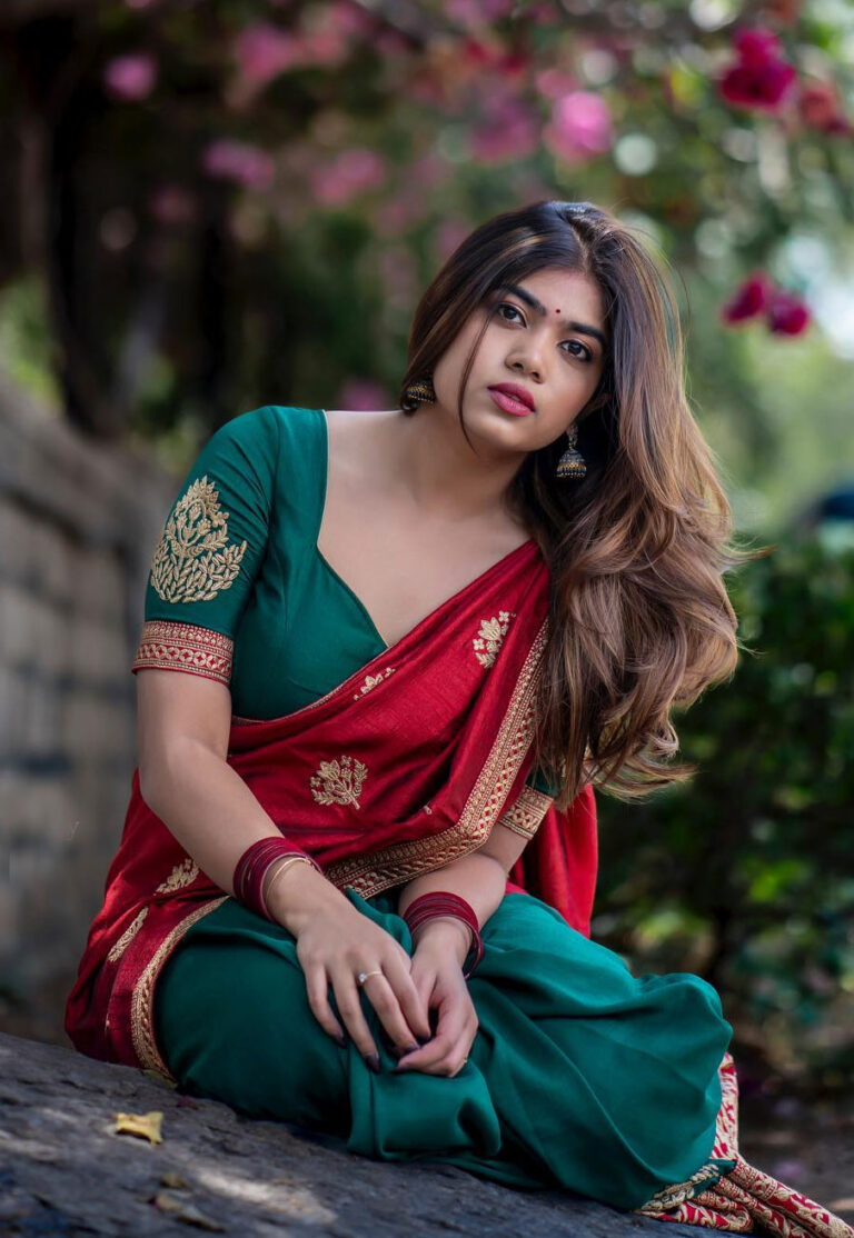 Rithu Chowdary mesmerising stills in saree - South Indian Actress