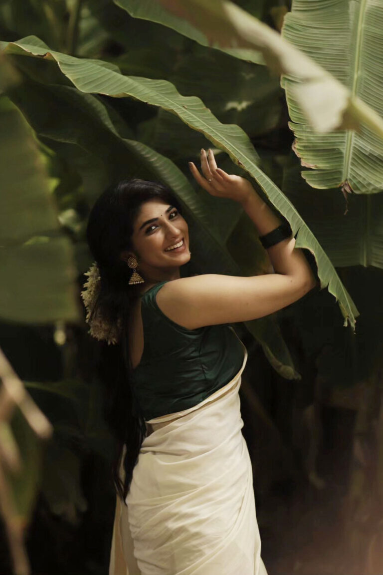 Pragya Nagra in Kerala Saree photos - South Indian Actress