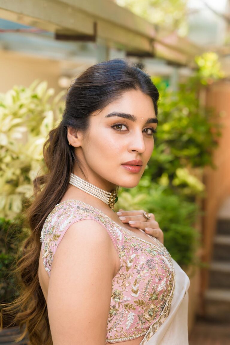 Yukti Thareja HD stills in saree - South Indian Actress