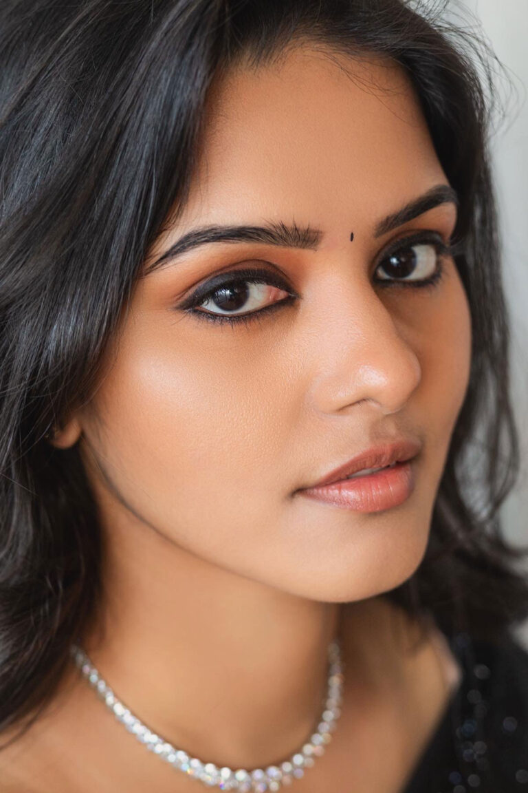 Swathishta Krishnan in black saree - South Indian Actress