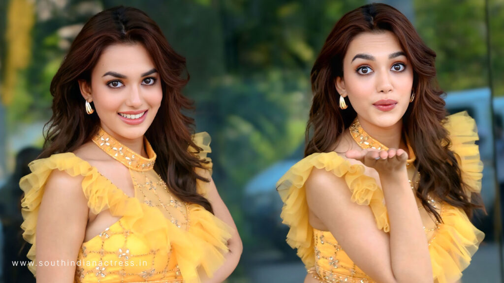 Rithu Chowdary mesmerising stills in saree - South Indian Actress