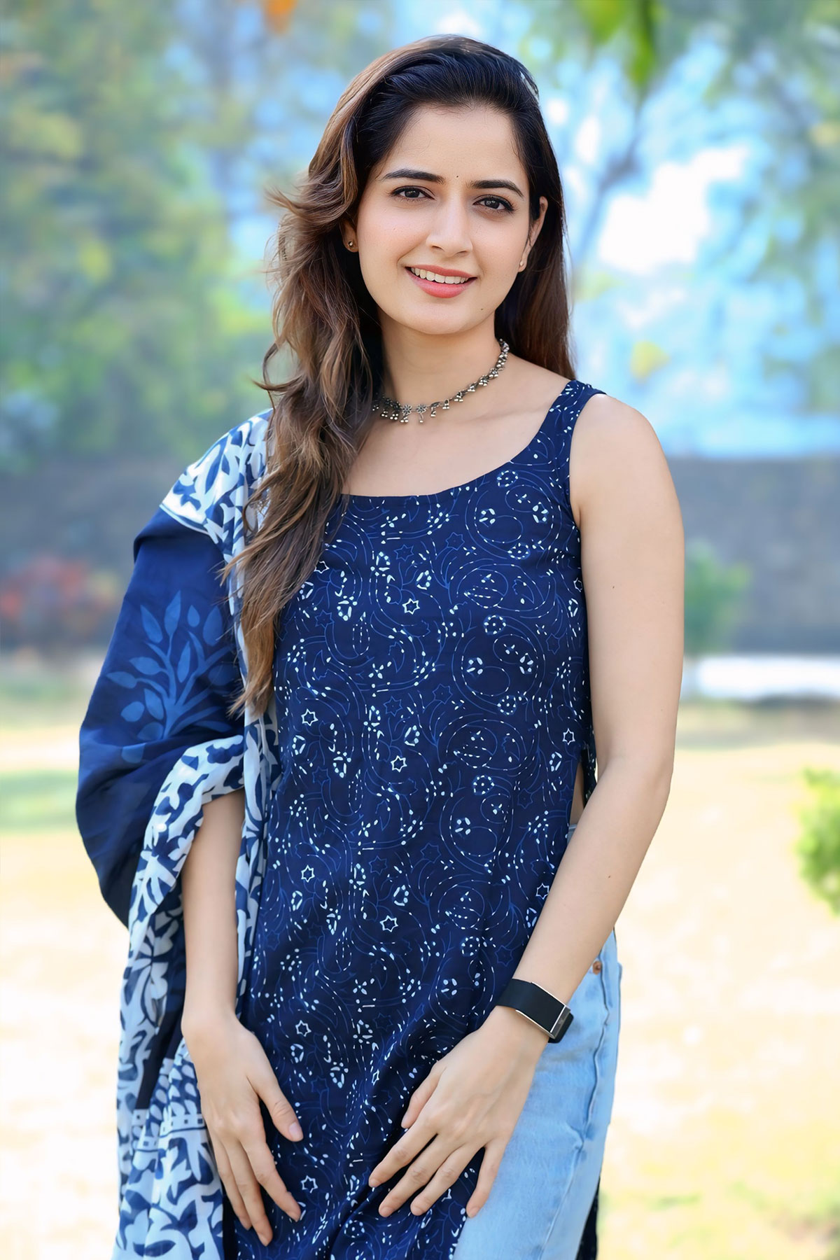 Ashika Ranganath’s Signature Soft Waves and Dewy Makeup Style - South ...