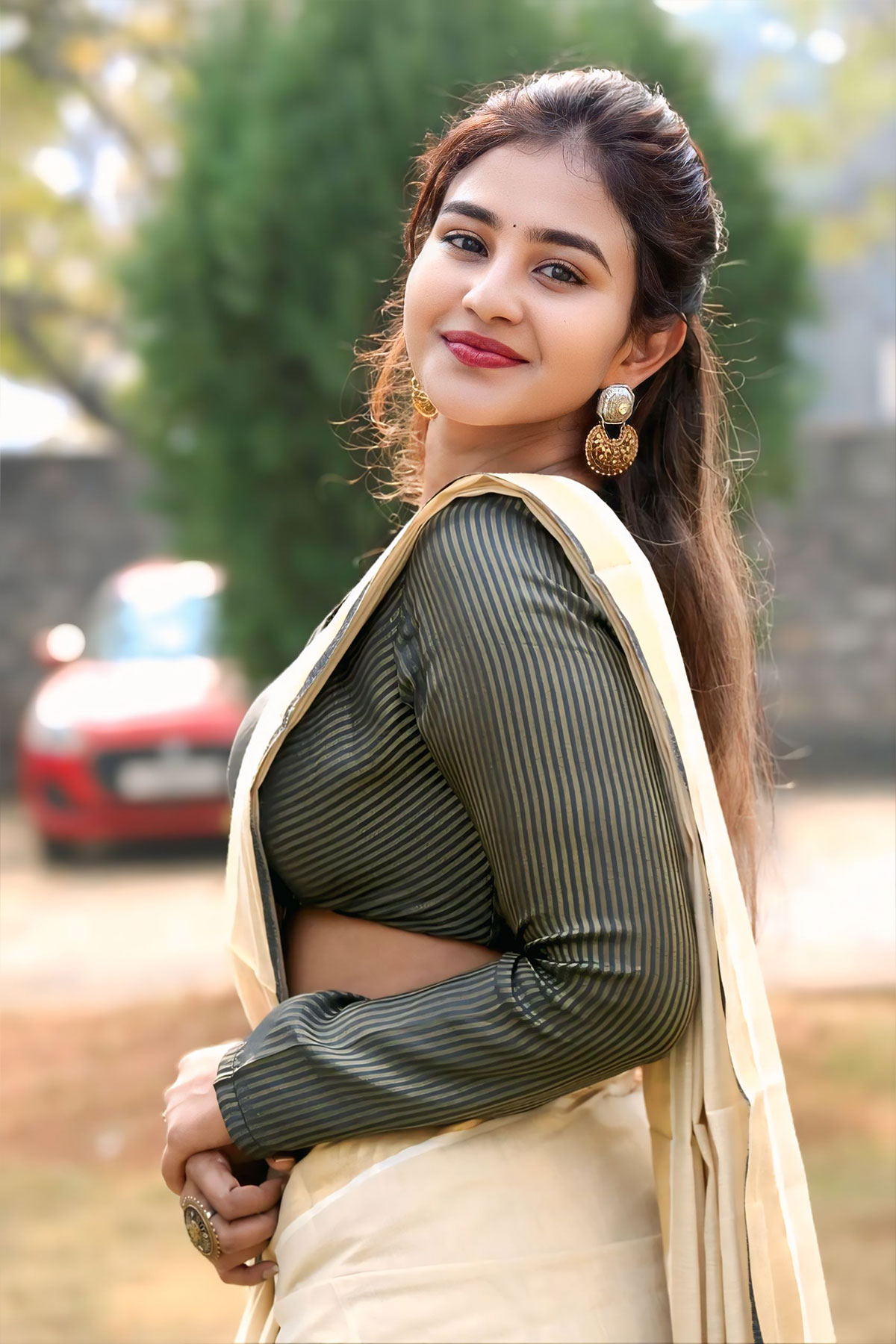 Yashna Muthuluri in saree stills at Nilakanta Movie Press Meet - South ...